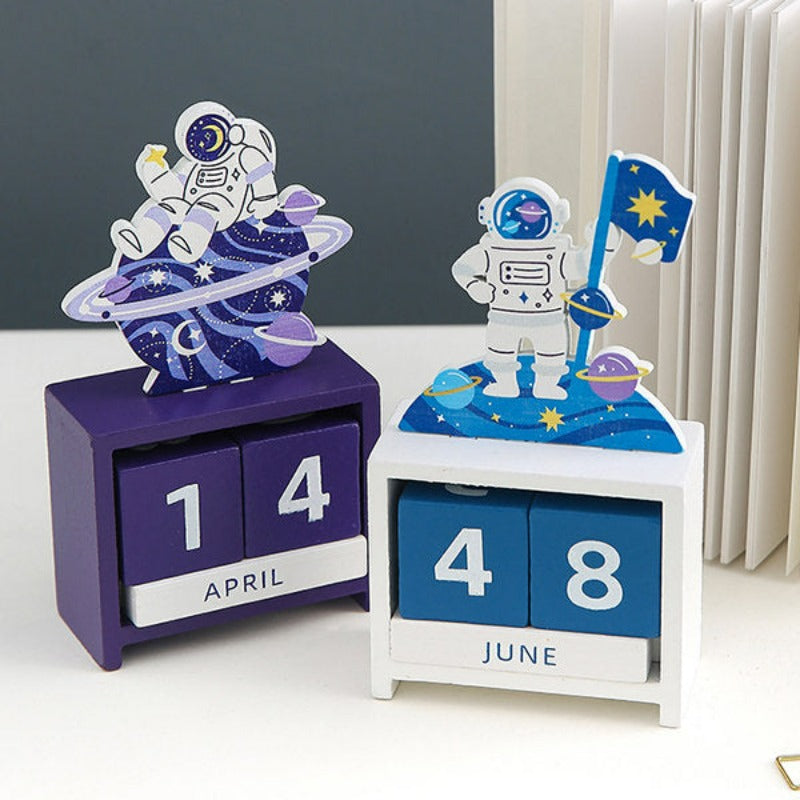 Astronaut Desk Calendar | Science Decor